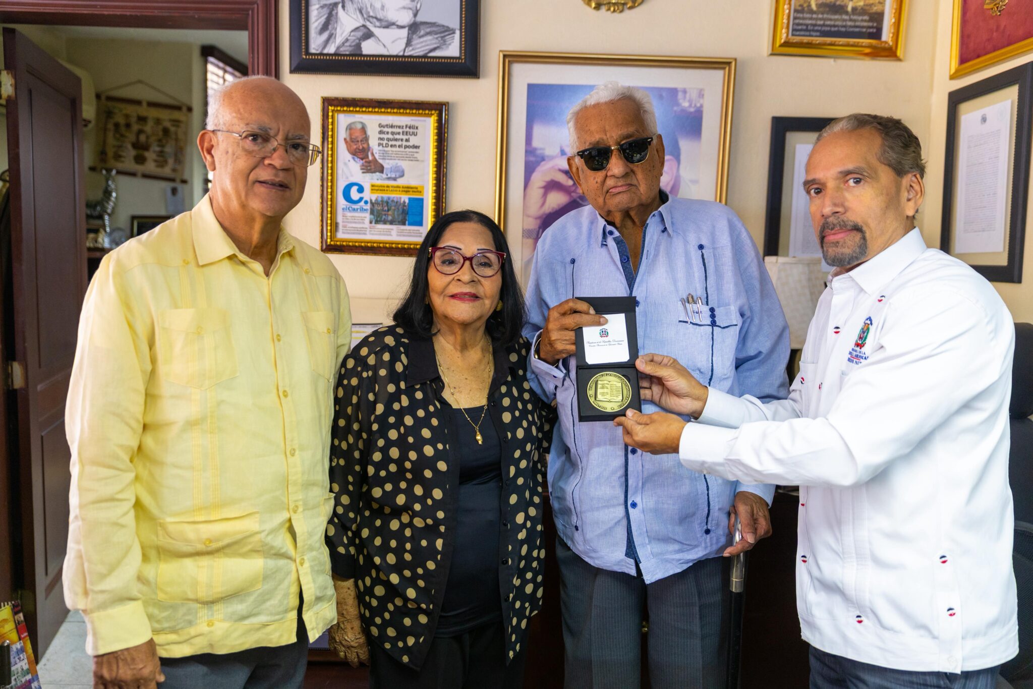 Efemérides Patrias entrega medalla a Euclides Gutiérrez Félix