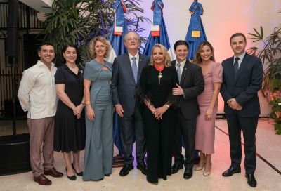 Francia condecora a embajadora Rosa Hernández de Grullón