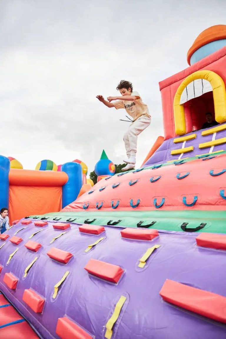 Gigante parque inflable Rebotin Park llega con nuevas emociones a Santiago